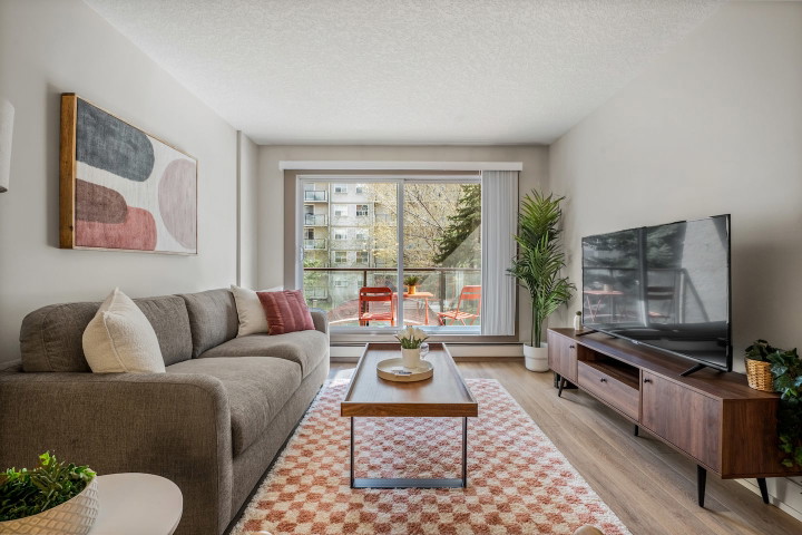 King Bed | Gym + A/c | Free Parking | By 17th Ave - Calgary