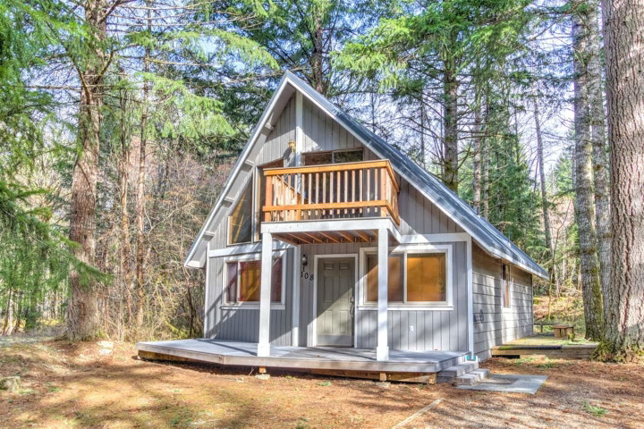 Lake Creek Retreat | Mt Rainier, Woodstove - Packwood, WA