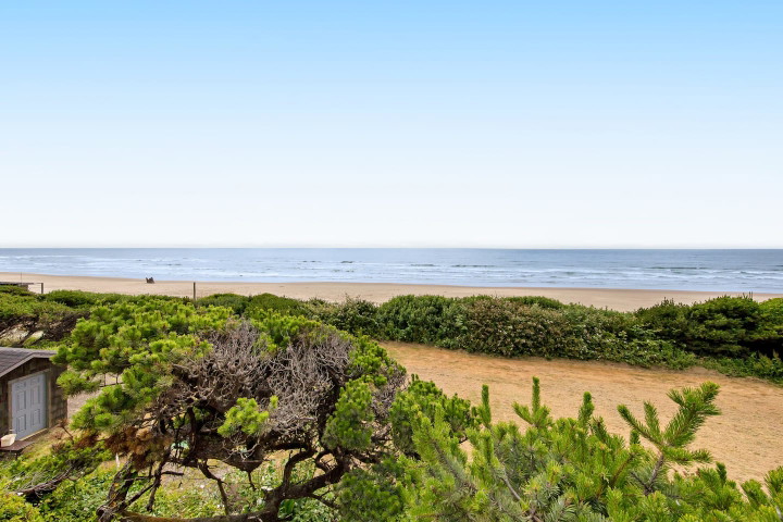 Cape Cod Cottages #5 - Oceanfront With Hot Tub! - Waldport, OR