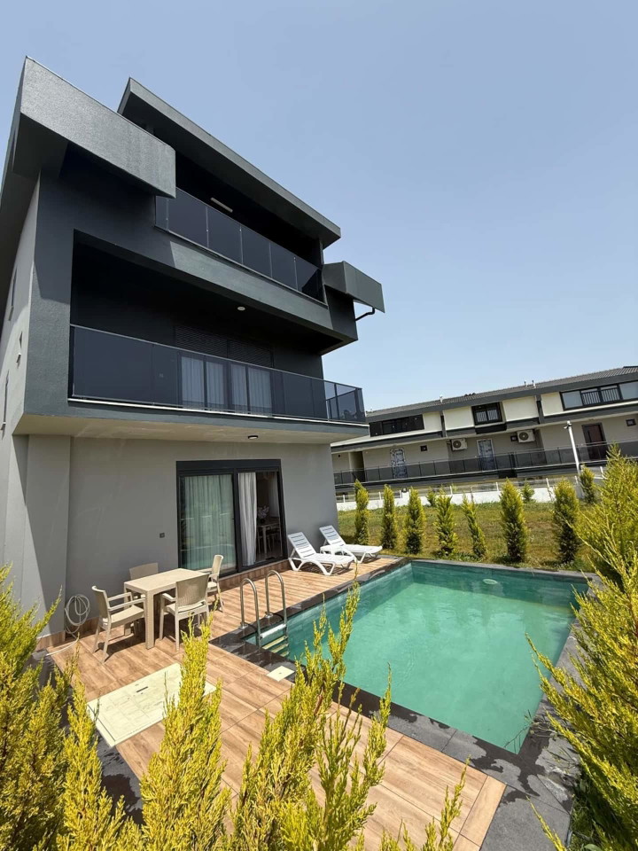 Villa With Private Pool (8-person Bed) In Side - Side