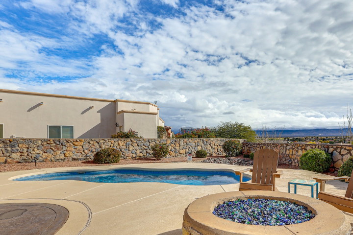 Las Cruces Home W/ Mountain Views & Private Pool! - 拉斯克魯塞斯