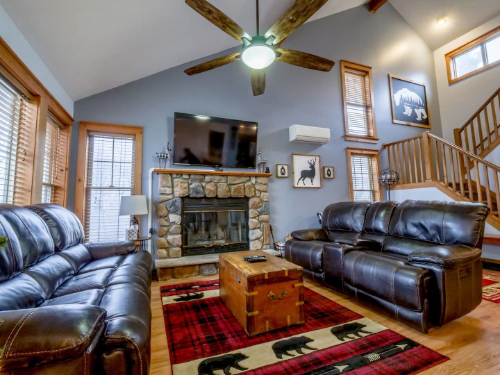Camelback Mtn Escape + New Hot Tub + Pool Access - Tannersville, PA