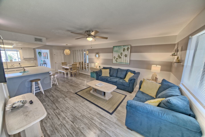 Golf Cart Included  Walk To Beach & Pool! - Floride