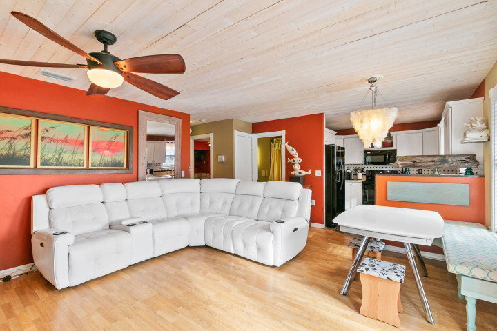 Beach Breeze East-soak, Sizzle & Unwind One Block From Bradenton Beach By Rva - Holmes Beach, FL