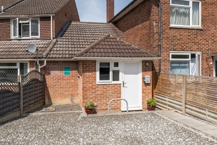 Self-contained, Private Parking & Close To Town. - Basingstoke