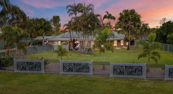 Stunning Home On Half An Acre Pool And Sauna - Caboolture