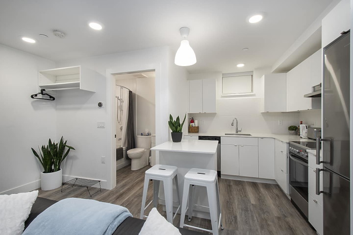 Furnished Studio - Full Bath, Kitchen & Laundry - Vancouver