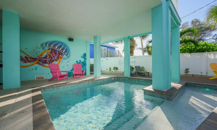 Location! Rooftop! Walk To Restaurants + Bars! - Holmes Beach, FL