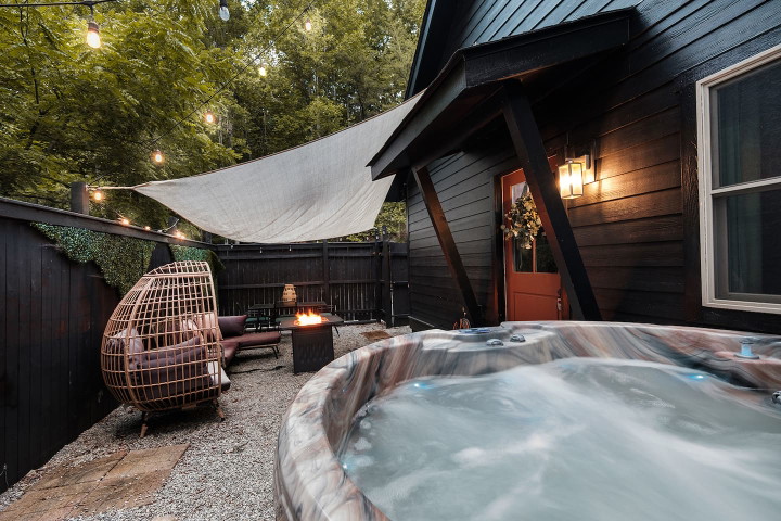 The Little Black Cottagehot Tub, Fire Pit! - Lake Lure, NC