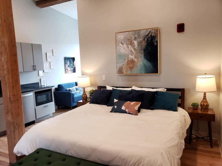Contemporary Getaway In Manchester, Nh - Manchester, NH