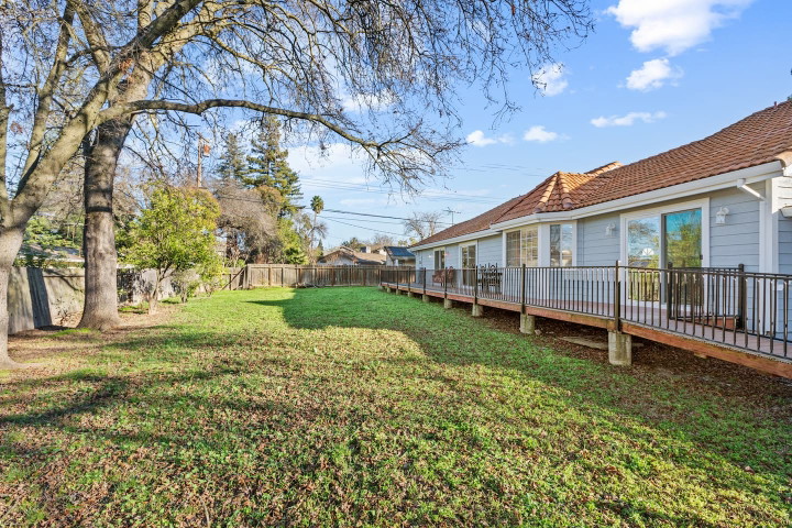 Spacious 6 Br  Patio + Deck  Sleeps 9 - Sacramento, CA