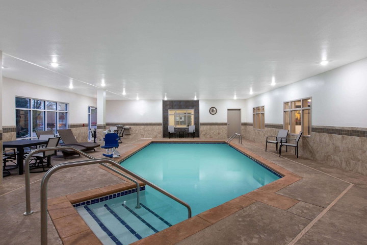 King | Americinn Sioux Falls | Falls Park 4.2mi - Sioux Falls, SD
