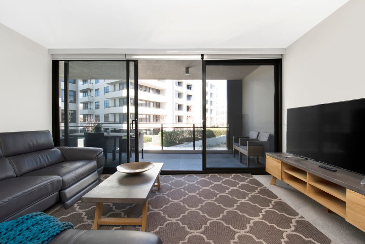 Walk To Parliament- Luxury 2br | 2 Secure Carparks - Belconnen
