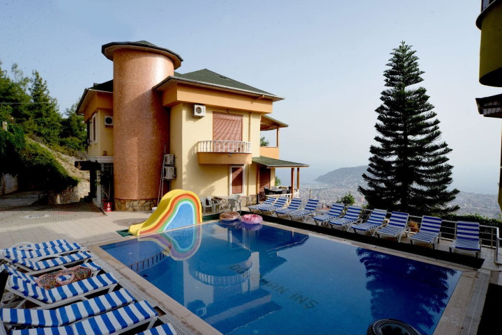 Deniz Manzaralı Havuzlu Ve Konforlu Villa - Alanya