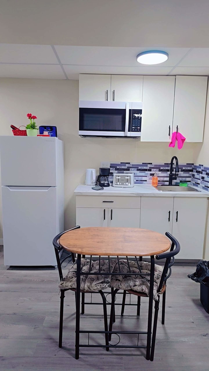 Entire Cozy Basement| Private Entry + Parking - Manitoba