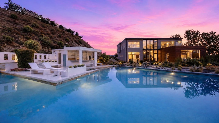 Malibu Estate: 20 Acres, Large Pool & 360° Views - Malibu