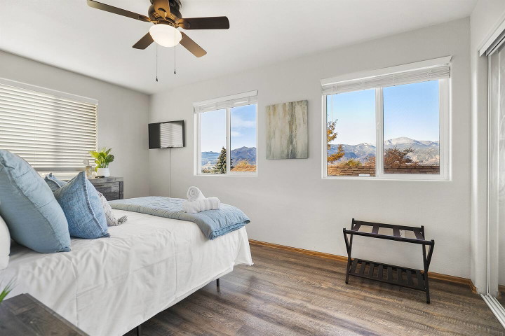 Pet Friendly | King Bed | Mountain Views | Central - Colorado Springs, CO