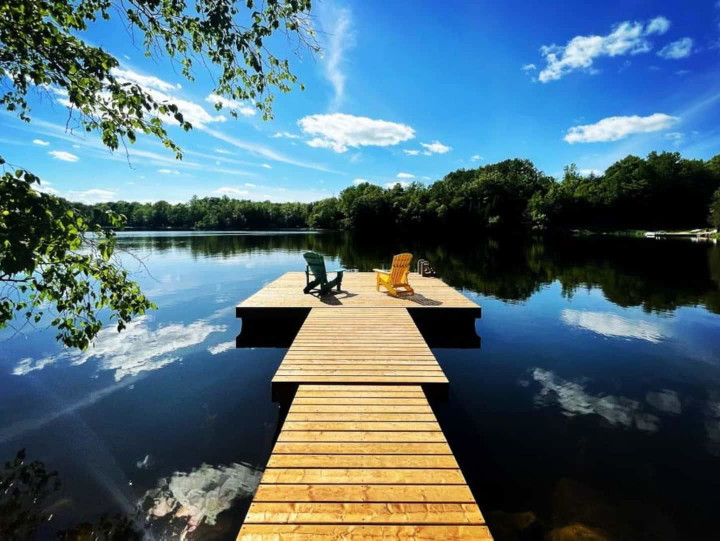 Waterfront Luxury Cottage! W/ Hot Tub & Sand Beach - Kingston, Canada