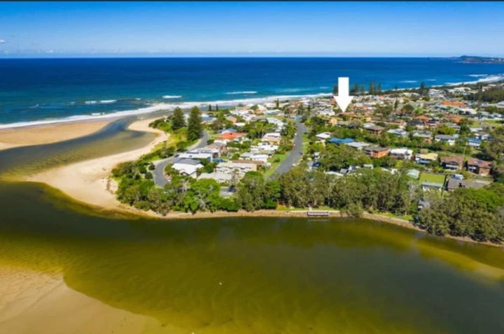 Retro Beach Retreat - Pet Friendly - Lake Cathie