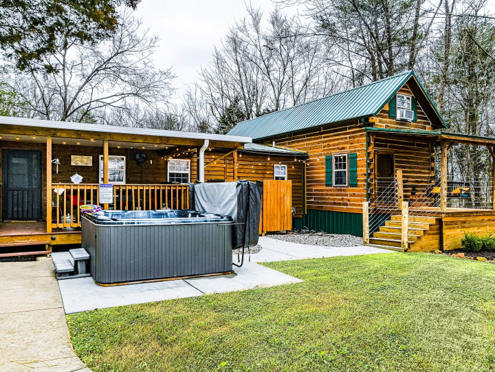 Luxury Cabin Near Mammoth Cave & Nolin Sleeps 16 - Kentucky