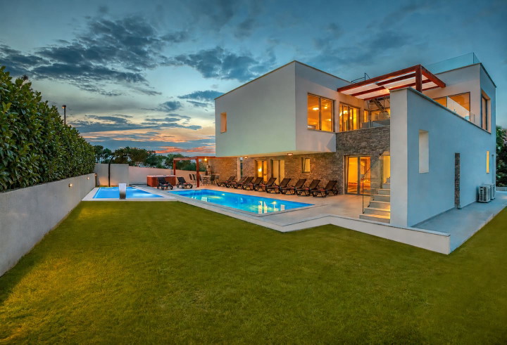 Villa By The Sea With A Pool And Childrens Pool - Alpes