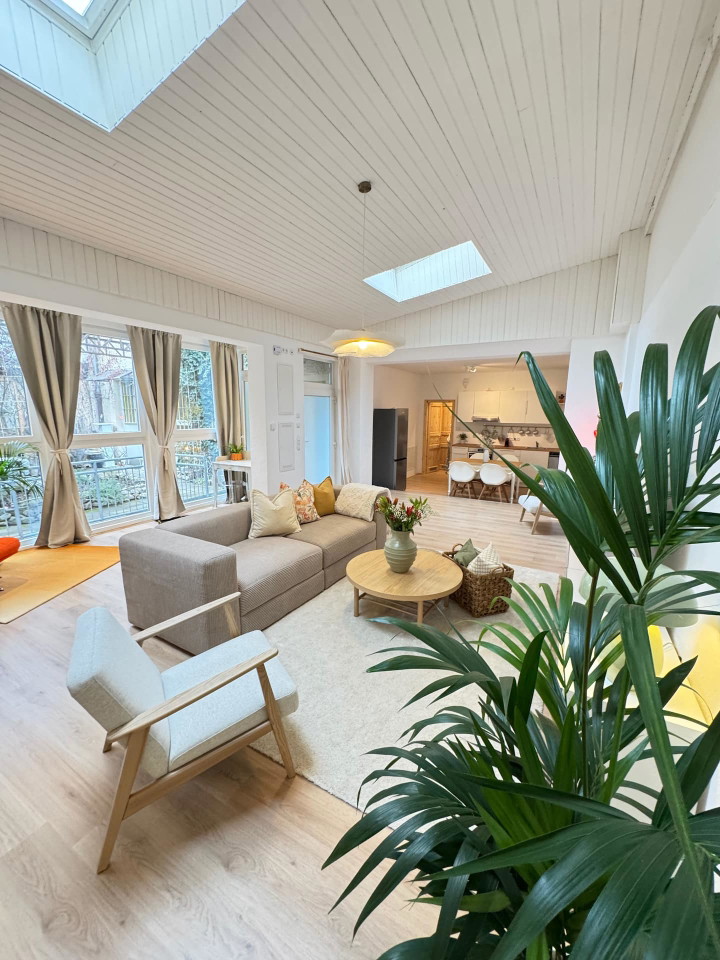 Charming 2-story City Town House - München