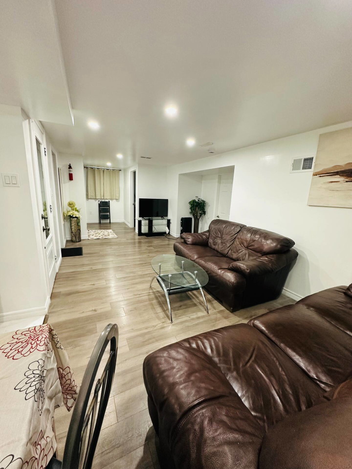 Tow Bedroom And 1.5 Bathroom In The Basement Unit. - Ottawa
