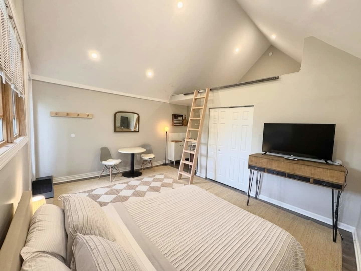 Bright Modern Private Apartment With Deck - Northampton, MA