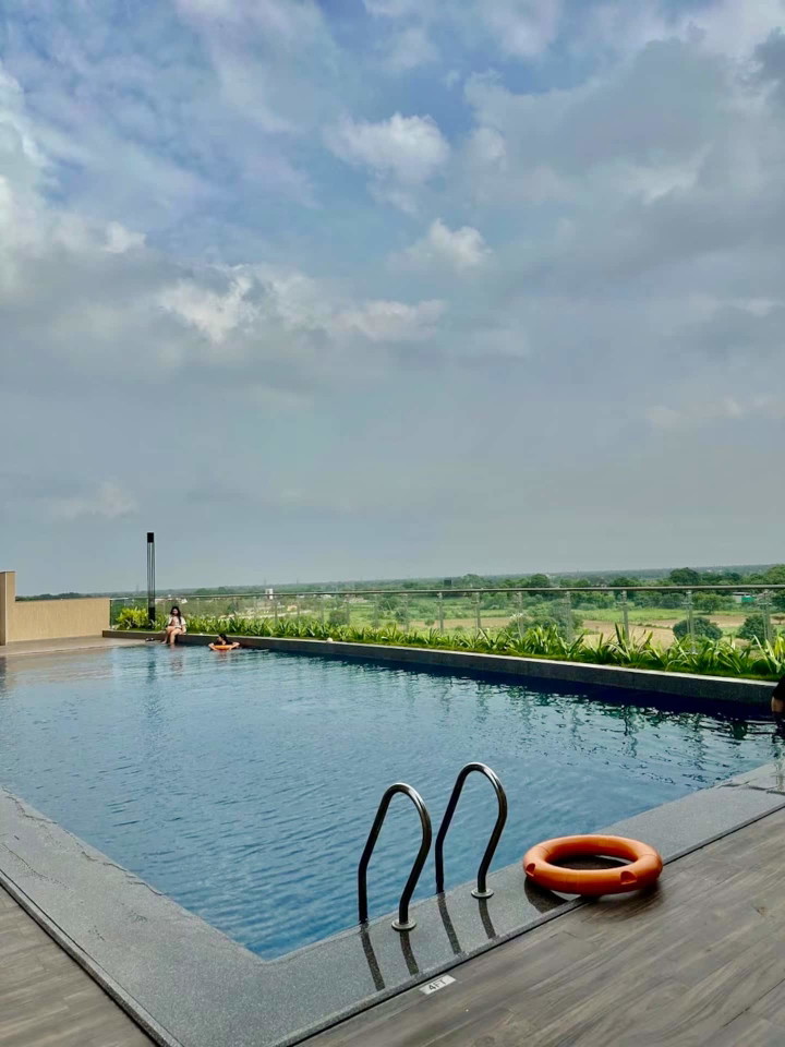 Sky Imperial Suite At 12th Floor | Ac, Wifi, Pool - Ahmedabad