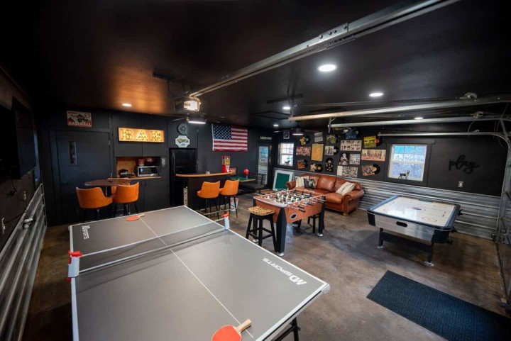 Comfort & Fun: House + Game Room & Fitness Room - Decorah, IA