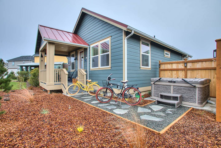 Sea Stars & Stripes Beach Cottage - Oyhut Bay - Ocean Shores, WA