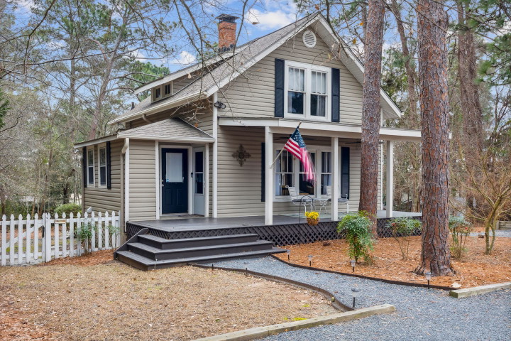 Cheerful 2 Bed 2 Bath Bungalow W/ Free Parking - Southern Pines, NC