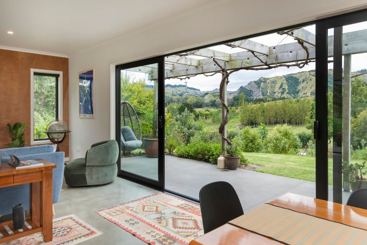 Refined Retreat + Valley Views - Gisborne
