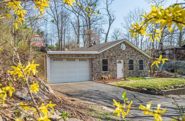 Cozy Ranch Steps From The Lake. - Lake Hopatcong, NJ