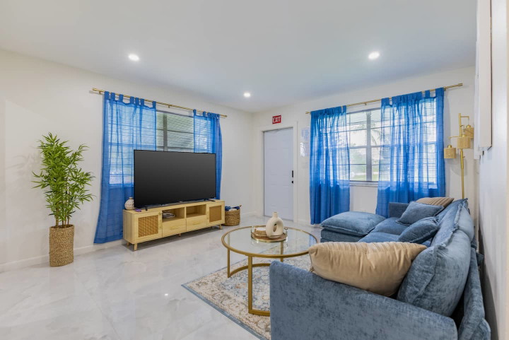 2 Br Apartment | Minutes To Beach | Onsite Parking - Hollywood, FL