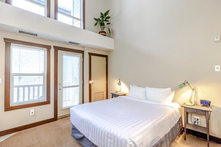 Penthouse Studio | New Queen Bed | Balcony - Fernie