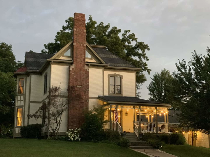 Completely Restored 1885 Queen Ann Style Home Located Next To The Temple Lot. - Kansas City