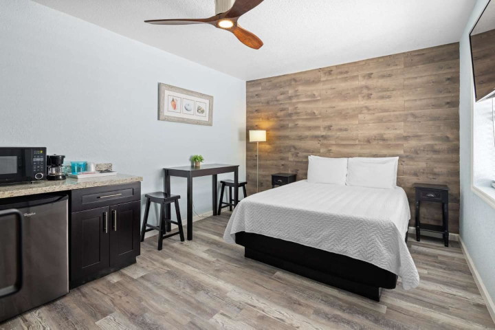 Key Largo Accessible Motel Room 1 Queen - Key Largo