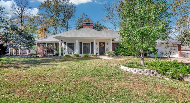 Honeys House Huge Living Room And Patio! - Nacogdoches, TX