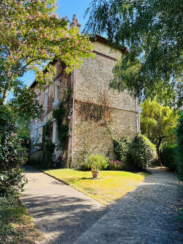 Historical House With Large Garden - Thoiry