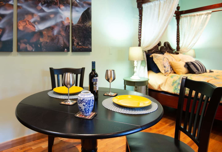 Multnomah Hidden Pond - Stunning Upscale Romantic! - Sherwood, OR