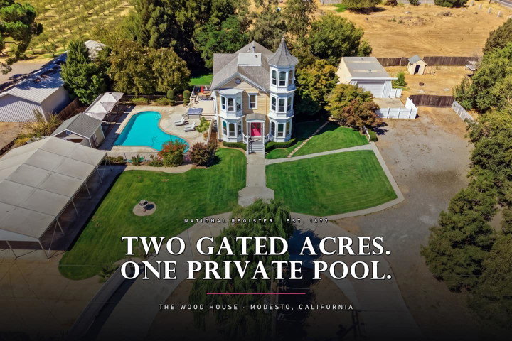 Historic 1877 Victorian Mansion, Pool, Sleeps 12 - Modesto, CA