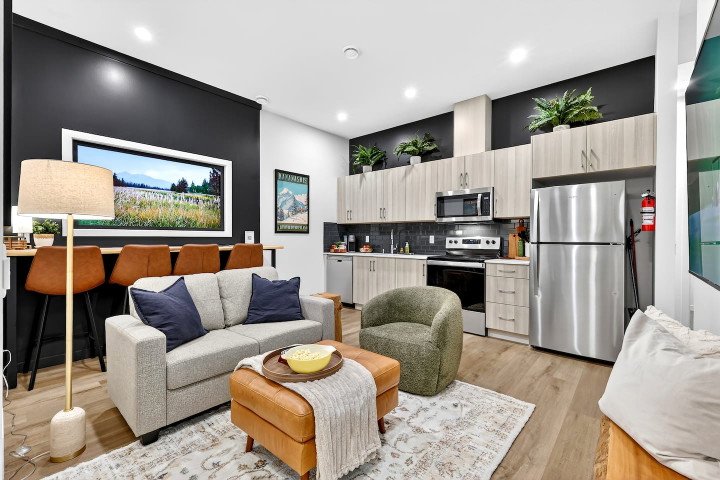 Boutique 2br Suite | Private Parking & Laundry - Calgary
