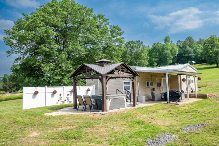 Hillside Hideaway-unique 2 Br Spacious Cottage! - Arkansas