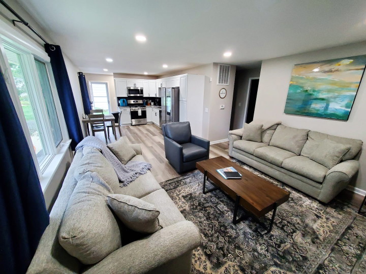 The Eagles Nest | King Bed | 5 Bds 2 Bath | Patio - Mentor, OH