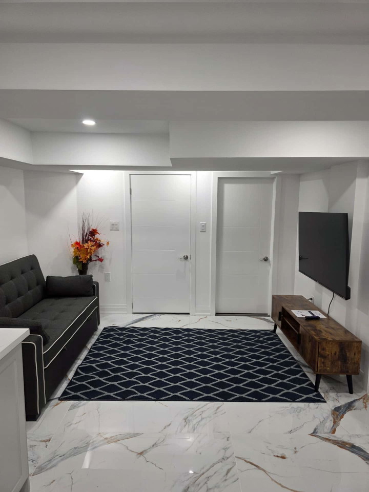 Your Comfy 2br Retreat W/ensuite - Ajax