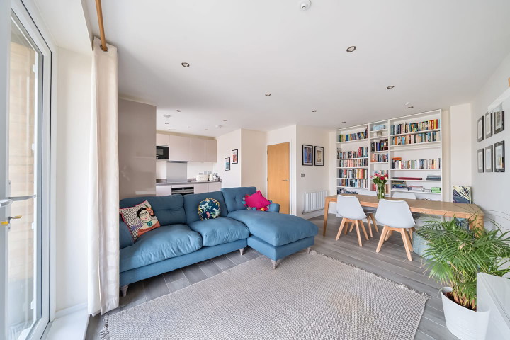 Spacious Apartment In Addlestone With Free Parking - Staines-upon-Thames