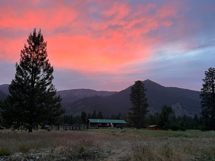 Cabin By The Mountains - Oregon