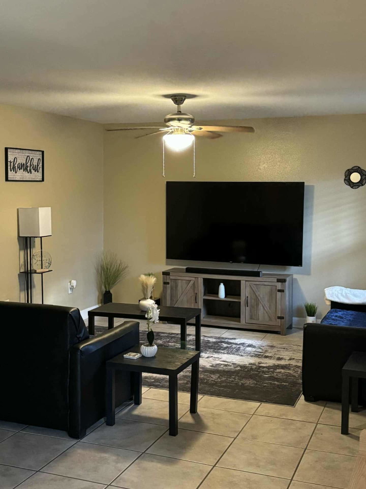 Modern Oasis + Lake Front Apartment - 걸프포트
