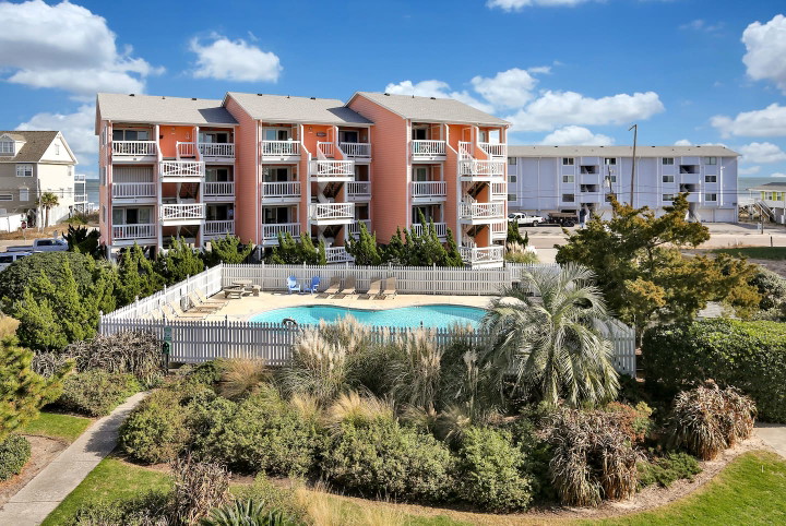 Lovely Condo W/ Peek-a-boo Ocean Views & Pool - Carolina Beach, NC